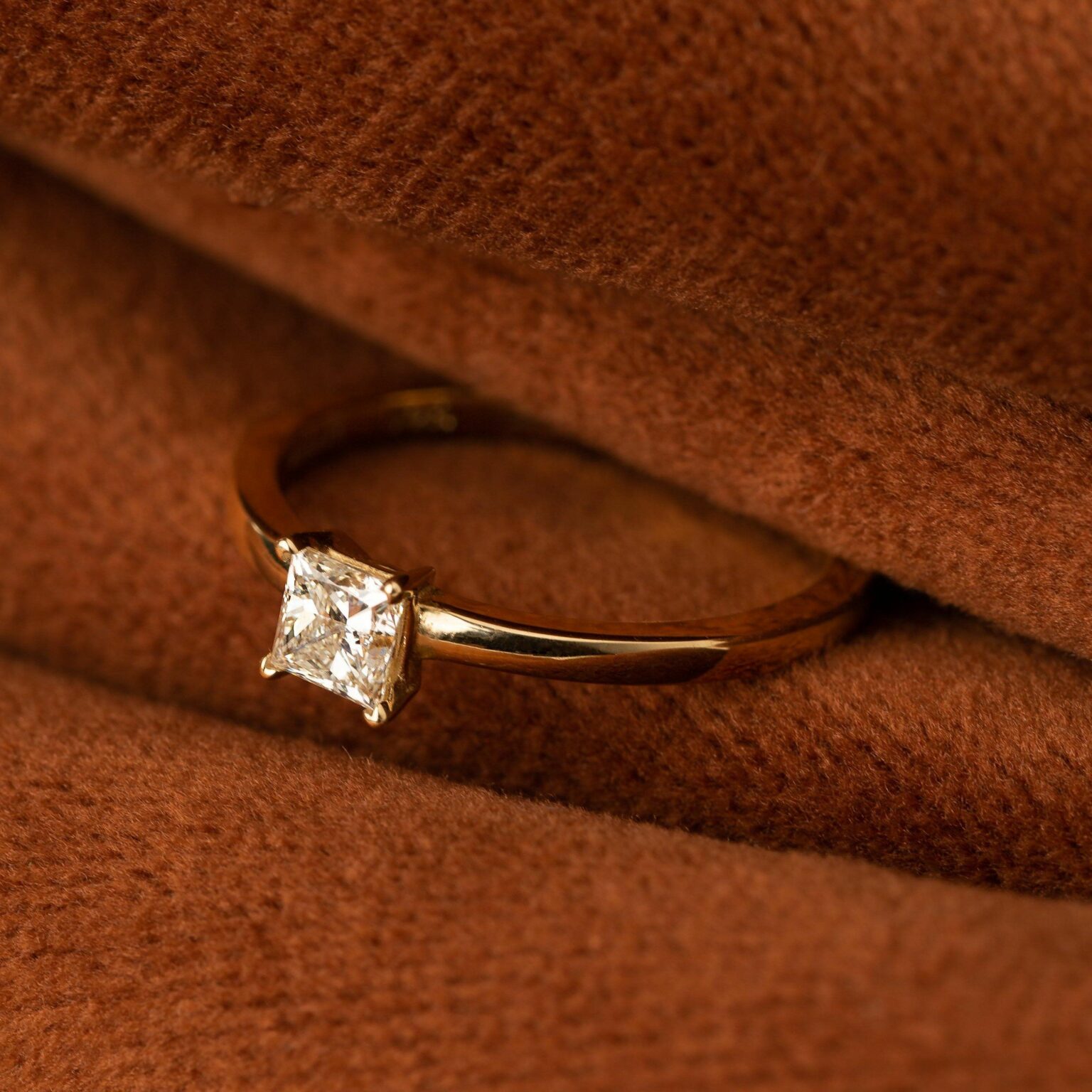 7 Conflict-Free Minimalist Engagement Ring Brands - Ianiko