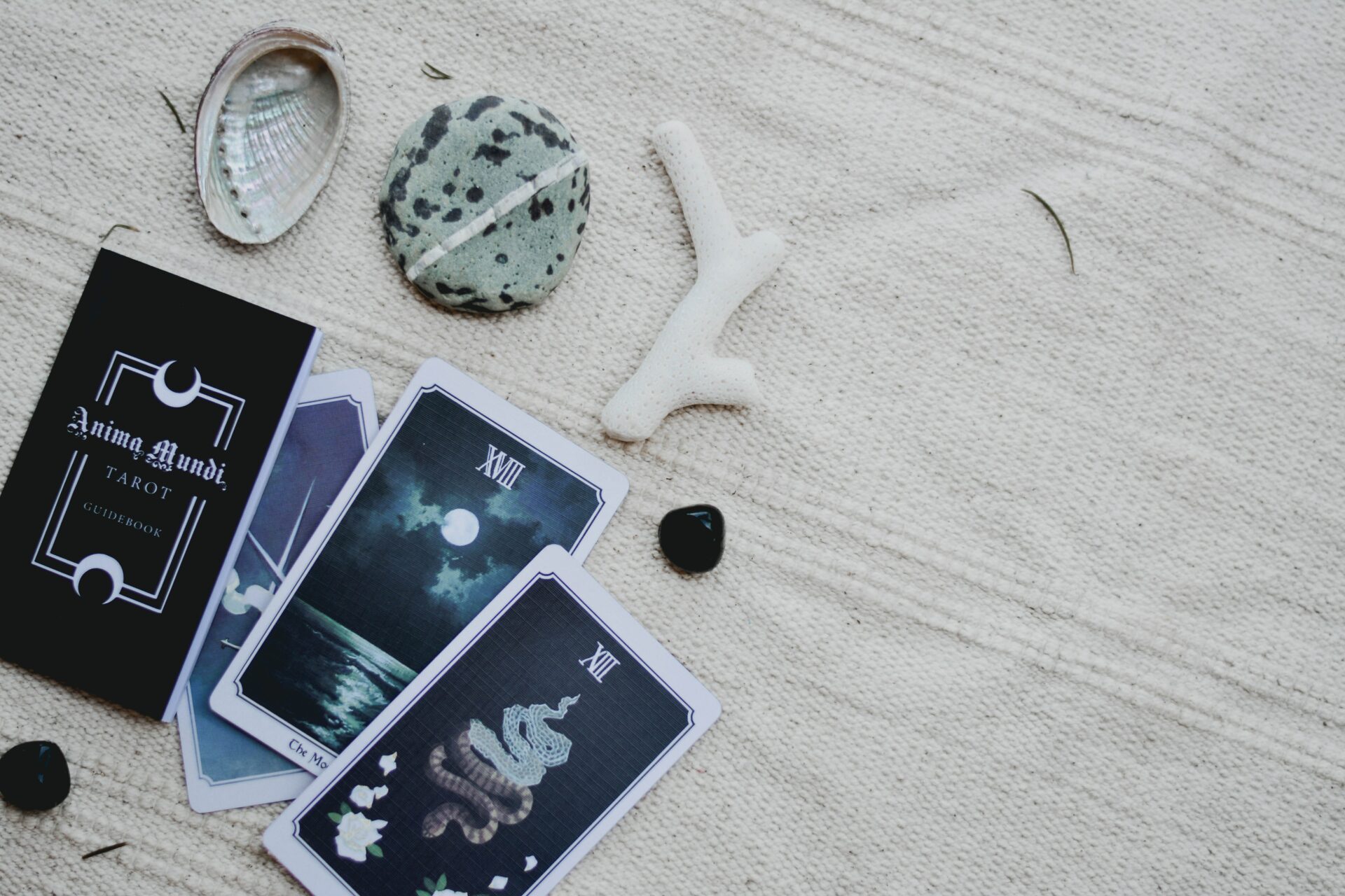 Aesthetically Pleasing Minimalist Tarot Cards - Ianiko
