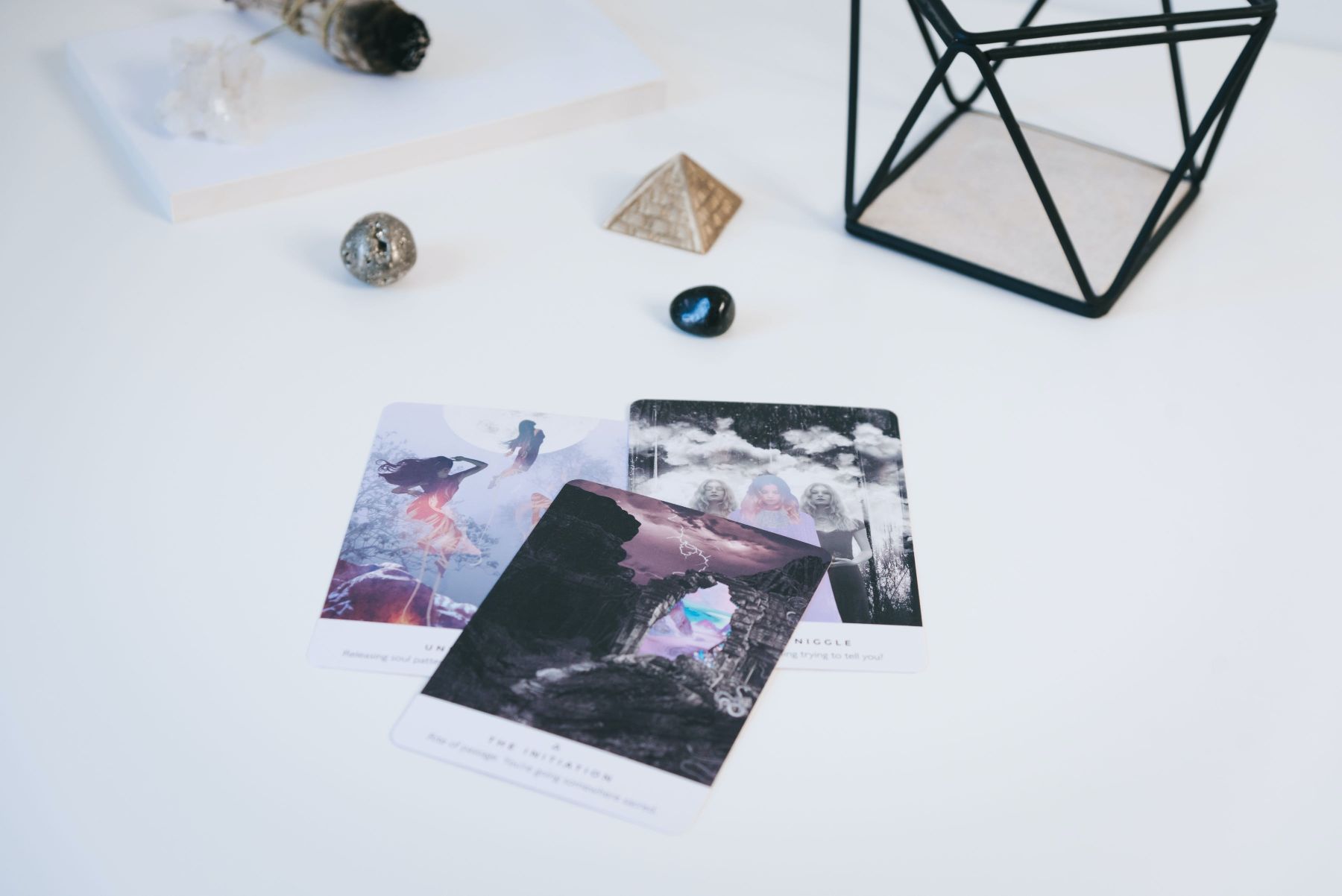 Aesthetically Pleasing Minimalist Tarot Cards - Ianiko