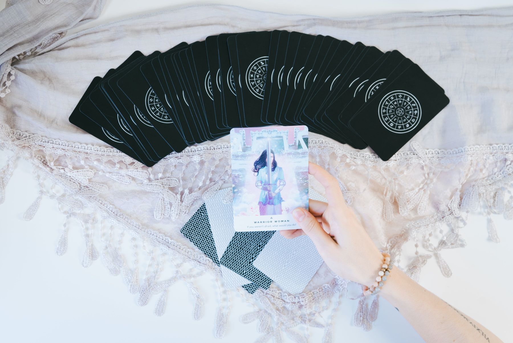 Aesthetically Pleasing Minimalist Tarot Cards - Ianiko