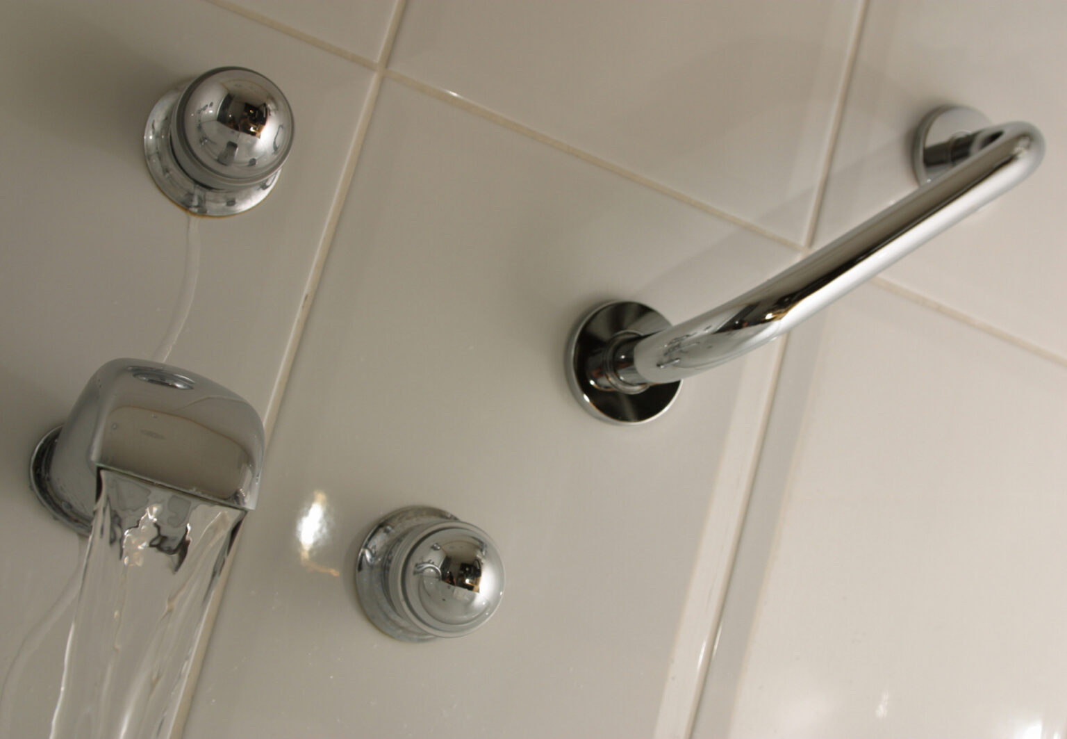 11 Best Shower Standing Handles to Improve Balance and Safety - Ianiko