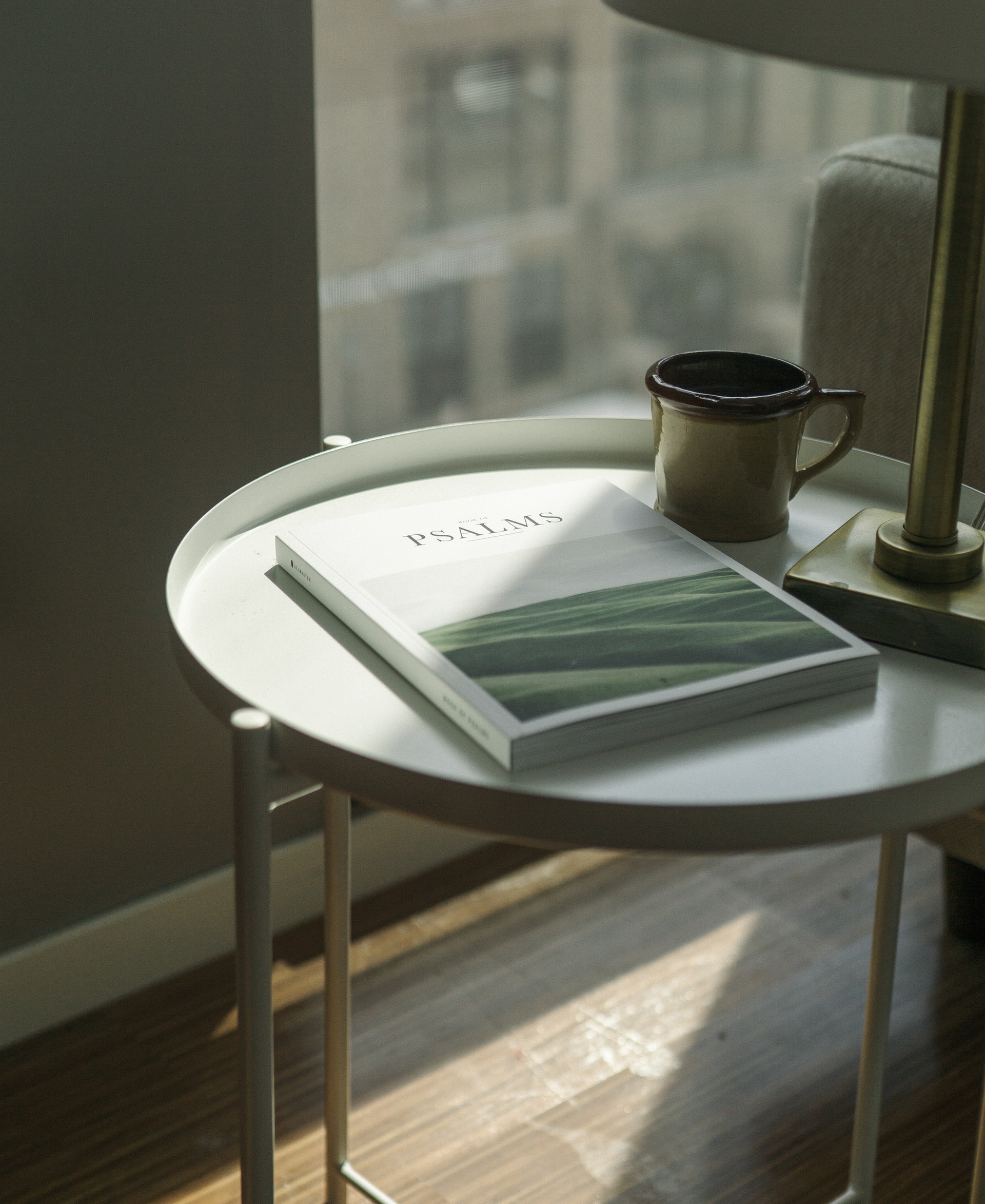 Best Minimalist Coffee Tables for an Elegant Living Room - Ianiko